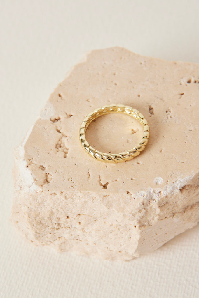 Shop Twirl EOL Gold Ring | Flo & Frankie